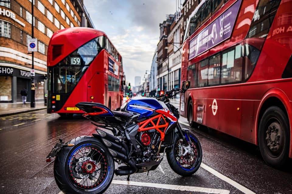 La consultation du DfT sur l'accès aux voies de bus pour motos entre ...